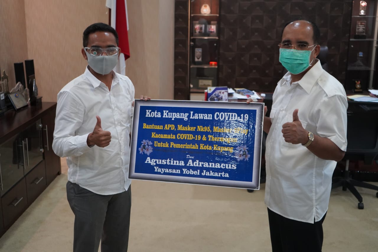 FGBMFI dan PSMTI Serahkan Bantuan APD dan Sembako ke Wali Kota Kupang ...